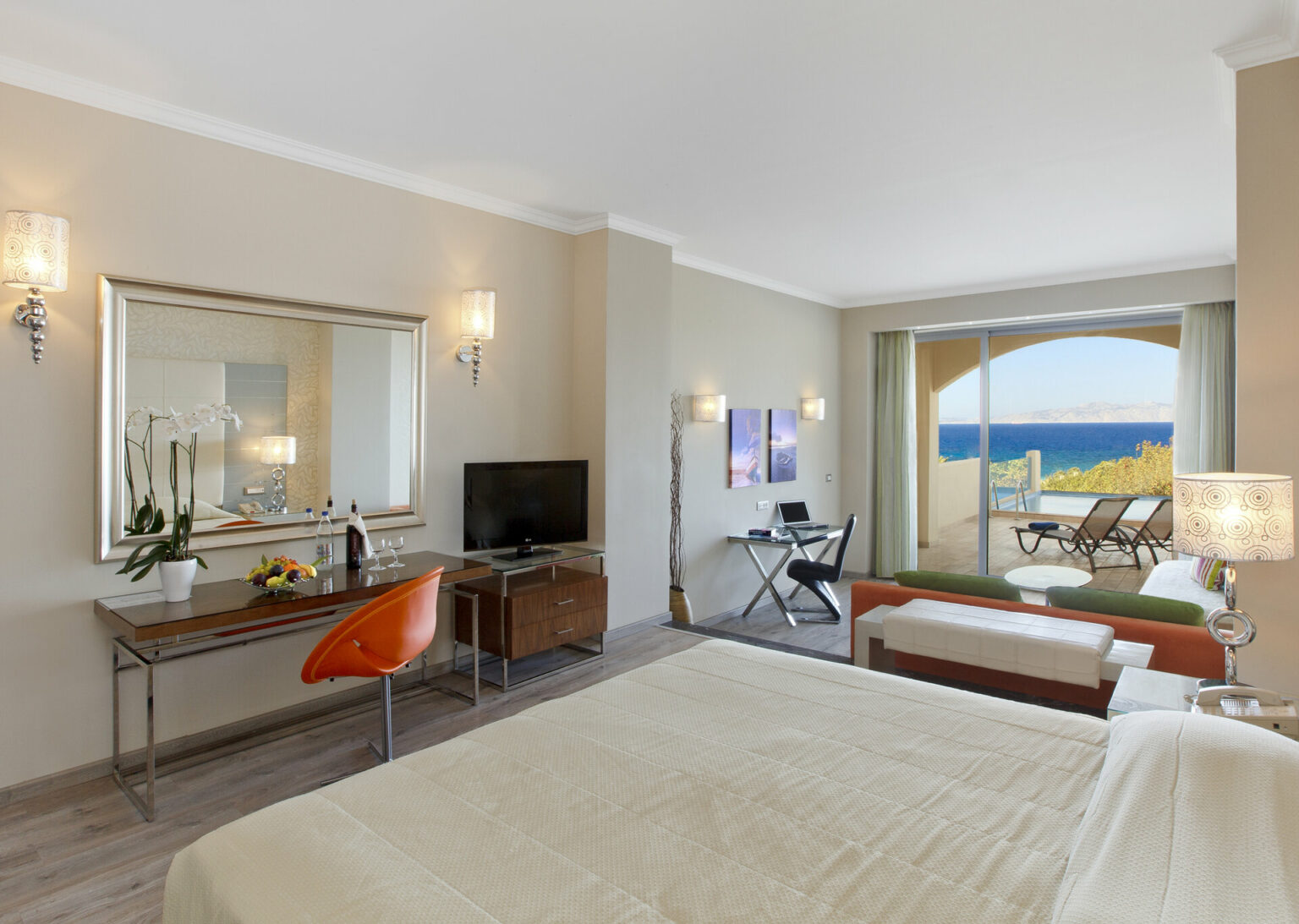Deluxe Junior Suite Side Sea View with Personal Pool - Atrium Platinum